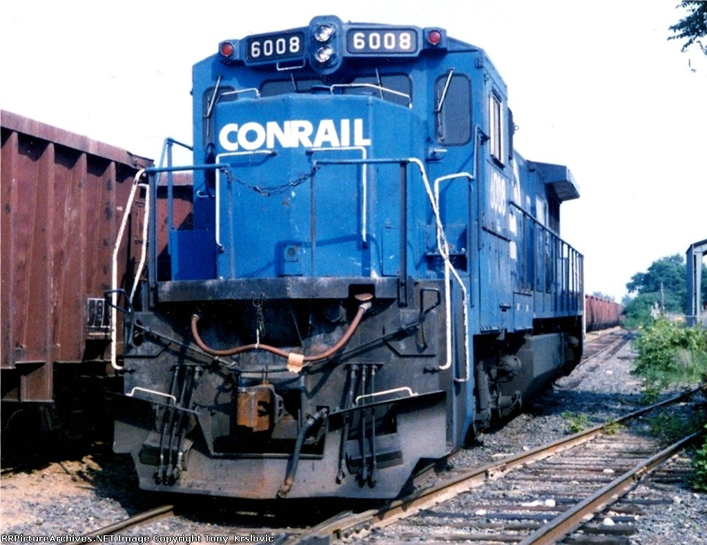 CR 6008 next to a long string of ore cars.